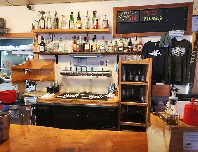 A well-stocked bar with local brews on tap means your seafood feast comes with all the proper liquid accompaniments.