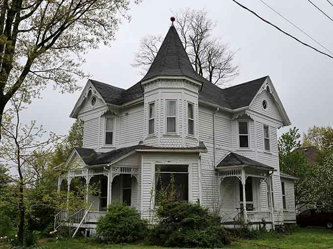 Victorian homes like this beauty remind us that they really don't build them like they used to, thank goodness.