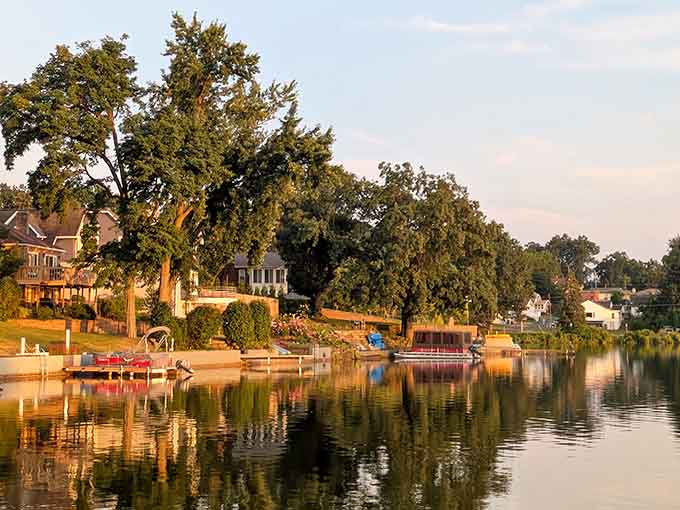 Golden hour reflections that prove Ohio knows how to put on a sunset show.