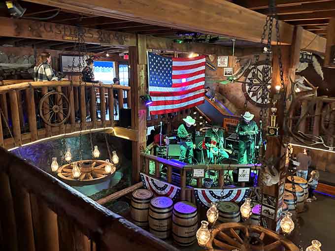 Live music under the American flag because nothing says dinner entertainment quite like country tunes and cowboy vibes.