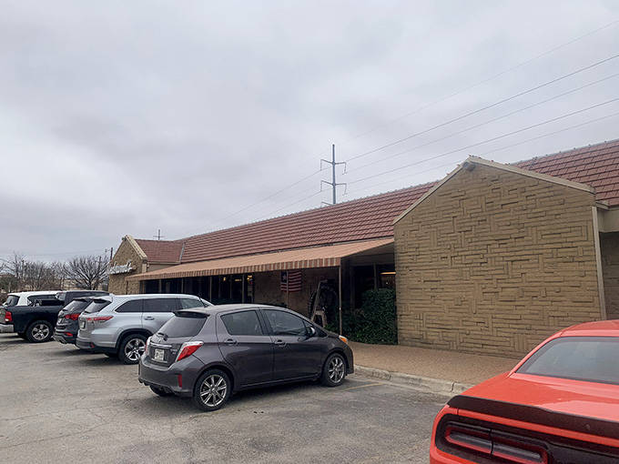 The exterior may be unassuming, but inside waits the kind of food that turns first-time visitors into lifelong regulars instantly.