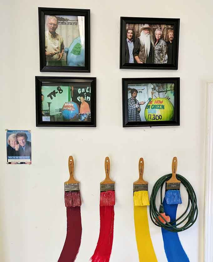 Paintbrushes dripping with color and photos of famous visitors prove this quirky spot has earned its cult following.