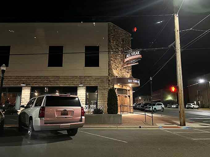 The corner location glows invitingly at night, beckoning hungry travelers and locals alike to come on in already.
