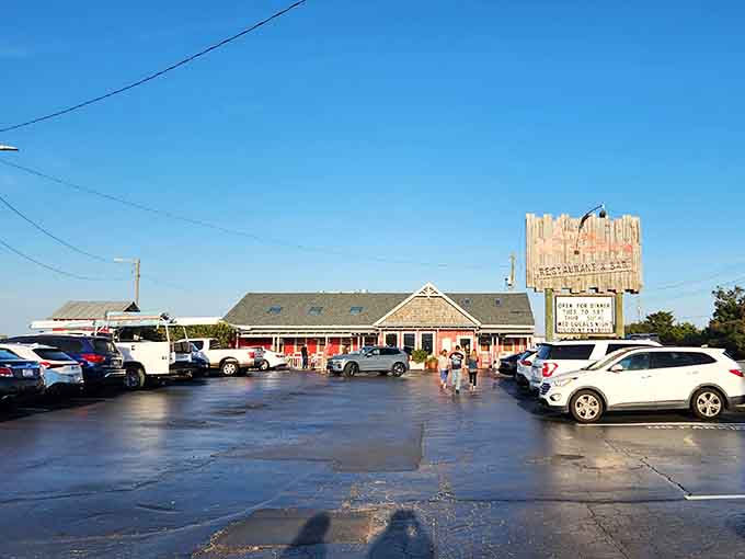 A packed parking lot at dinnertime tells you everything you need to know about local approval.