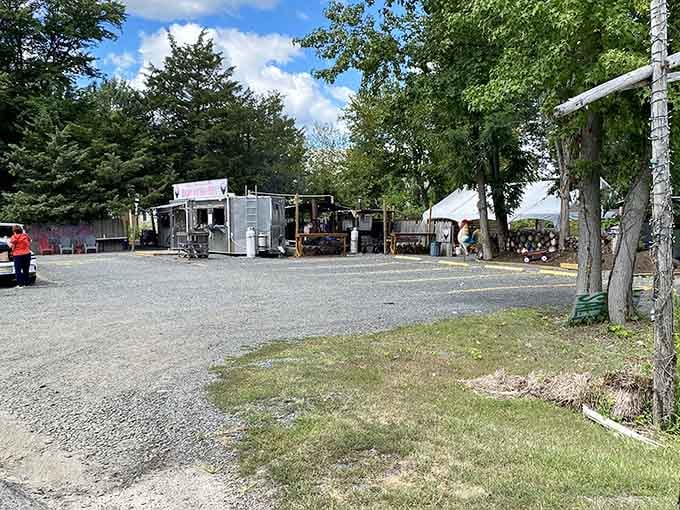 Plenty of parking space means nothing stands between you and that incredible brisket today.