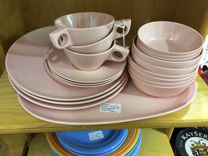 Pink vintage dinnerware that would make your mid-century modern heart skip a beat or two, maybe three.