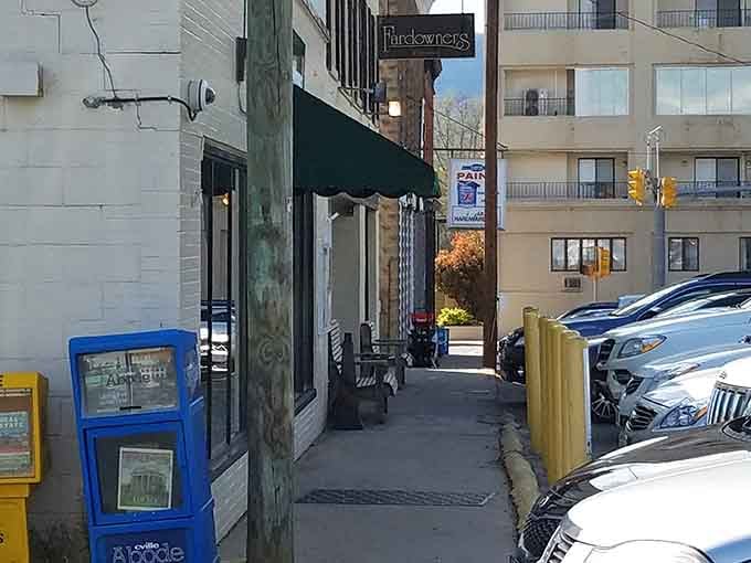 The street view shows Fardowners nestled into the community like it's always belonged here, which it clearly does.