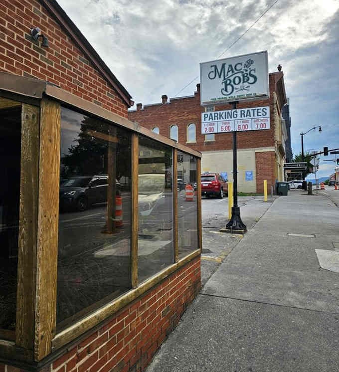 Easy parking means you can waddle back to your car without walking too far after your feast.