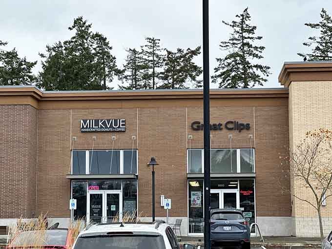 Plenty of parking means the only obstacle between you and donut happiness is your own willpower, which doesn't stand a chance.