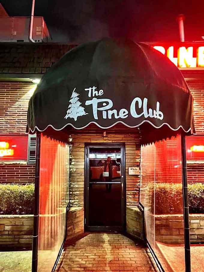 That glowing entrance at night promises warmth, great food, and an experience worth every single minute waiting.