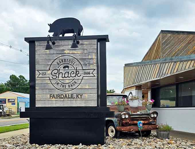 That pig perched on the sign and vintage truck out front announce serious barbecue happens here daily.