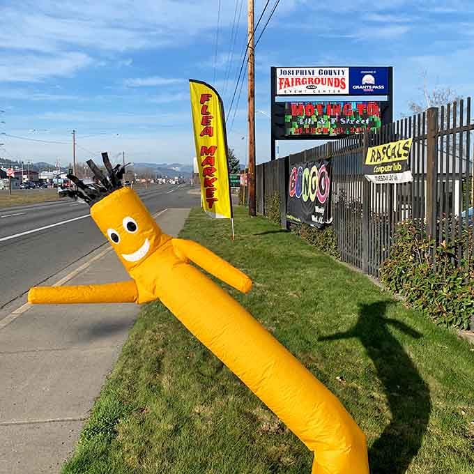 That inflatable tube man knows what's up, enthusiastically directing treasure hunters to weekend paradise.