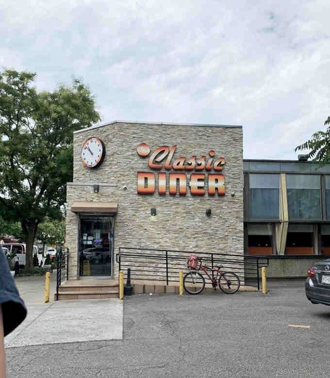 The exterior that promises classic diner fare and delivers on that promise every single morning without fail.