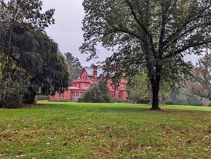 Those sprawling grounds prove that even workaholics appreciated a nice view during their rare breaks.