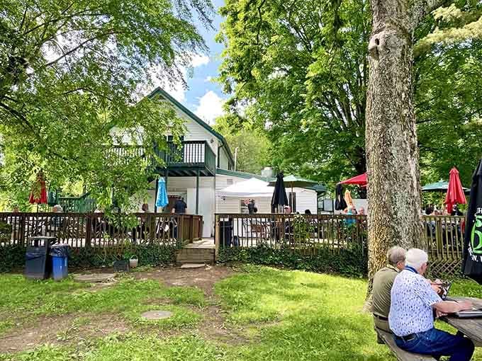 Outdoor seating surrounded by greenery turns a simple lunch into a peaceful escape from the everyday hustle and bustle.