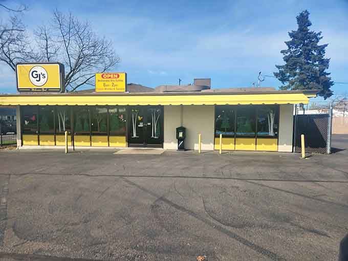 That sunshine-yellow exterior isn't shy about announcing breakfast is served, and honestly, neither should you be.