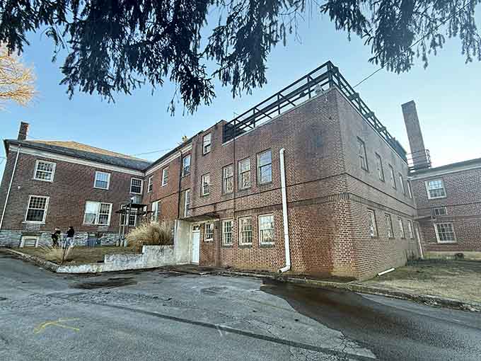 This sprawling brick complex looks like it's auditioning for every ghost story ever told in Virginia.
