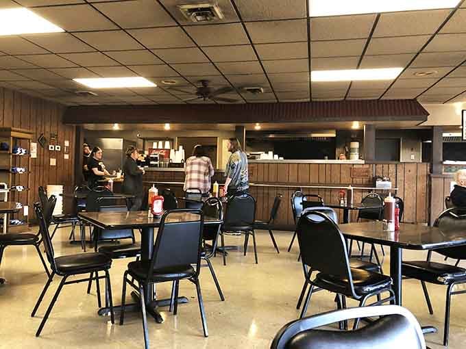 Wood paneling and fluorescent lights never looked so inviting when smoky meat aromas fill the air like this.