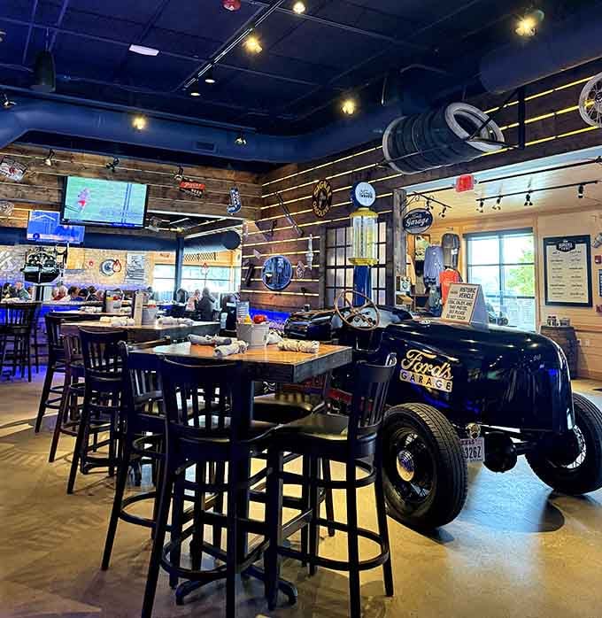 Classic cars as dining companions? Now that's what we call dinner and a show, folks.