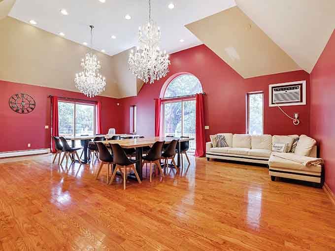 Cathedral ceilings and crystal chandeliers transform dinner into a royal banquet, even if you're just eating pizza.