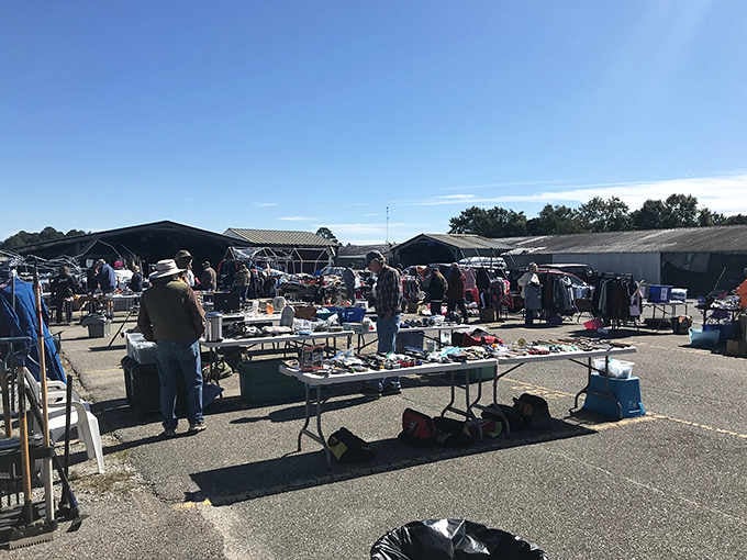 Blue skies and bargains go together like peanut butter and jelly at this sprawling outdoor marketplace of dreams.