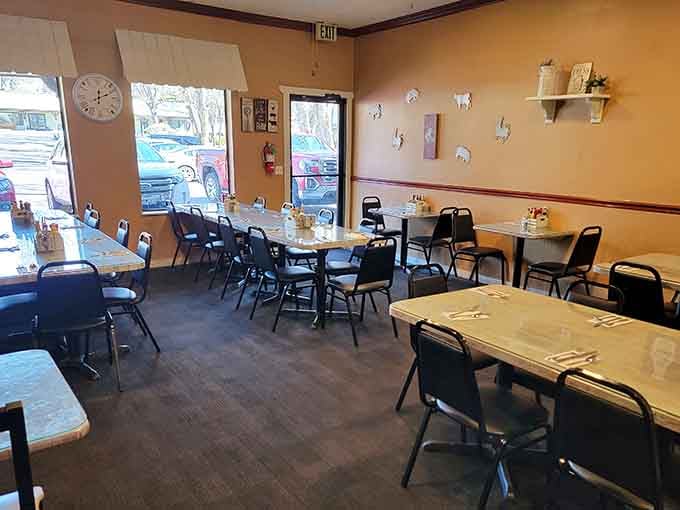 Simple tables, honest chairs, and zero pretension, just the way a proper sandwich joint should look.