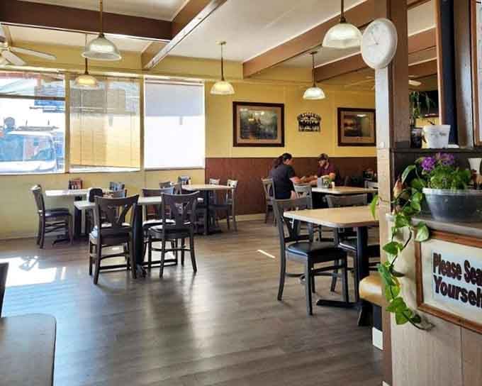 Clean, bright, and wonderfully unpretentious, this dining room feels like breakfast at a friend's house.