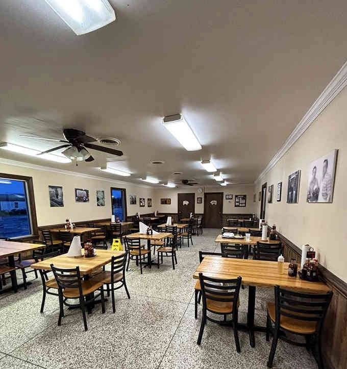 Clean, simple, and focused on what matters: getting smoked pork from kitchen to your grateful face.