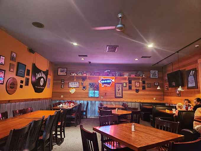 Wood, warmth, and walls covered in barbecue love letters: this is where smoke-scented dreams come true.