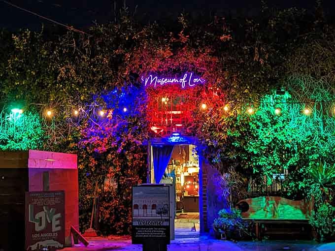 When nightfall hits, this entrance transforms into something straight out of a romantic fever dream, complete with technicolor lighting.