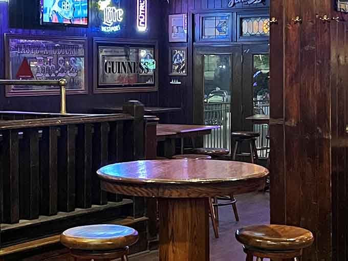 Dark wood and vintage touches create an atmosphere where cowboys and craft beer enthusiasts coexist beautifully.