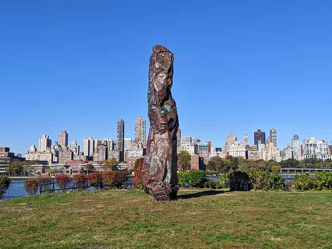 Talk about a room with a view! This towering sculpture stands guard with Manhattan's skyline as its backdrop.