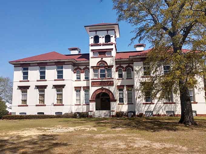 The Murchison School proves that even educational buildings deserved architectural flair back in the day.