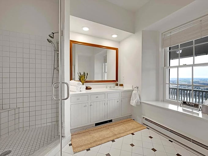 Even the bathroom gets a view that most living rooms would fight over, which feels slightly unfair.