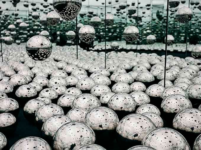 Spheres multiply into eternity, creating a cosmic egg carton that would make Salvador Dal&iacute; reach for his aspirin bottle.