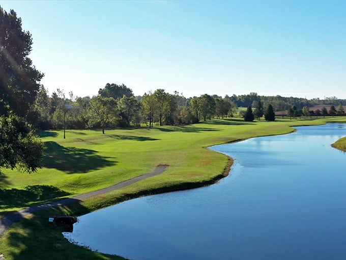 This golf course proves retirement doesn't mean giving up beauty, just trading traffic jams for peaceful fairways and actual fresh air.