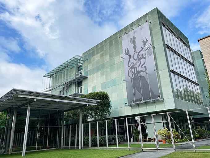 Modern glass meets classical elegance in this stunning contemporary take on European museum design.