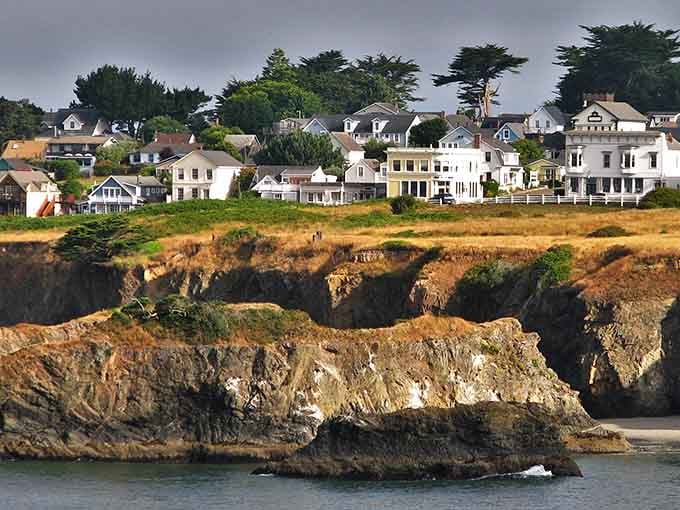 These charming homes perched on dramatic cliffs prove that living on the edge has never looked so good.