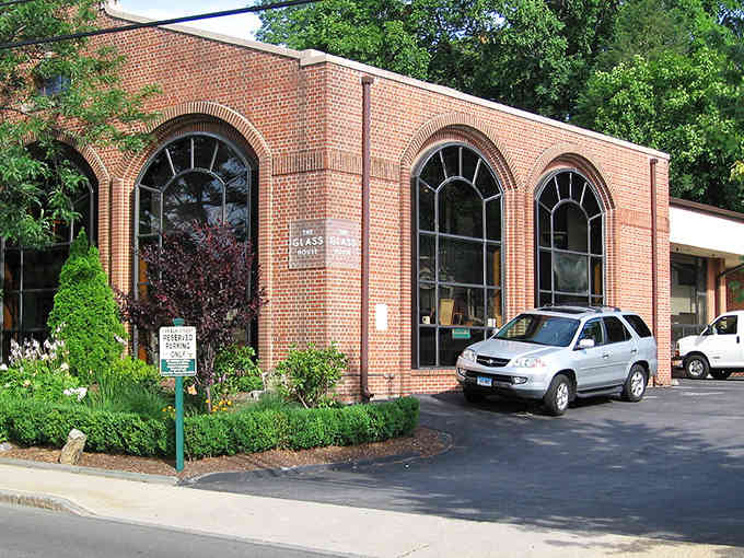 Living in a glass house takes on new meaning when the architecture becomes pure poetry in motion.