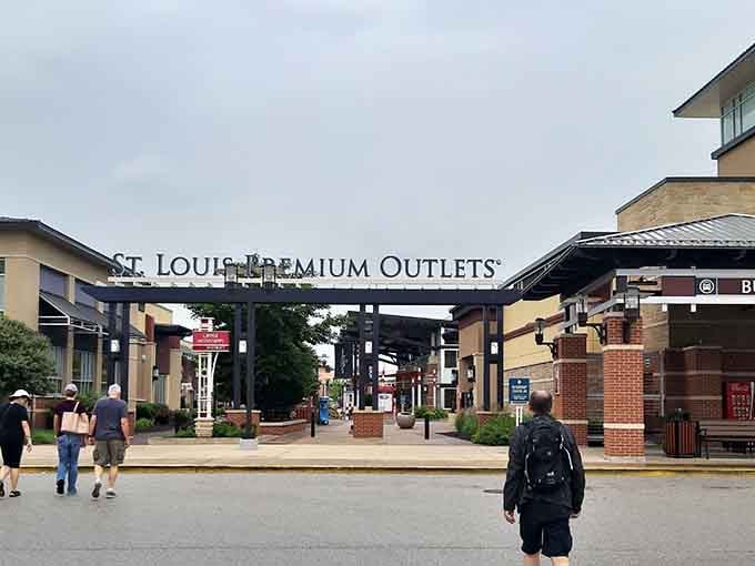 Open-air shopping means fresh air and sunshine, proving retail therapy works better with actual therapy from nature.