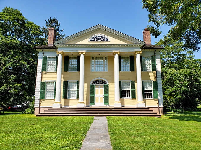 Those stately white columns and butter-yellow walls evoke the elegance of a Georgian country estate.