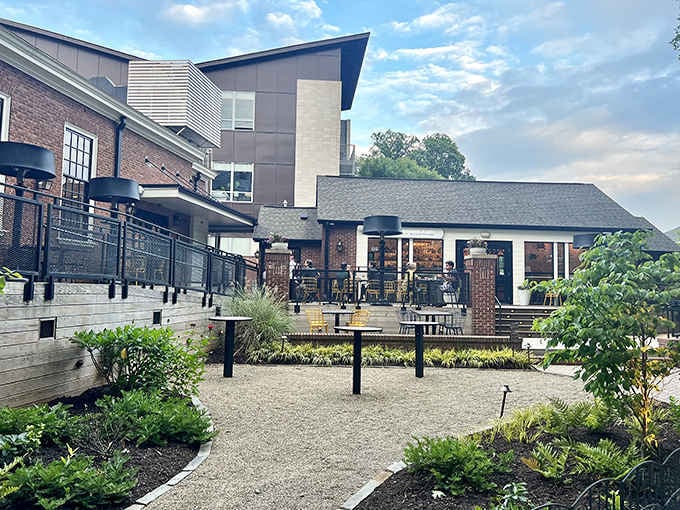 Modern lakeside elegance meets casual comfort with sleek lines and inviting outdoor spaces for perfect dining.