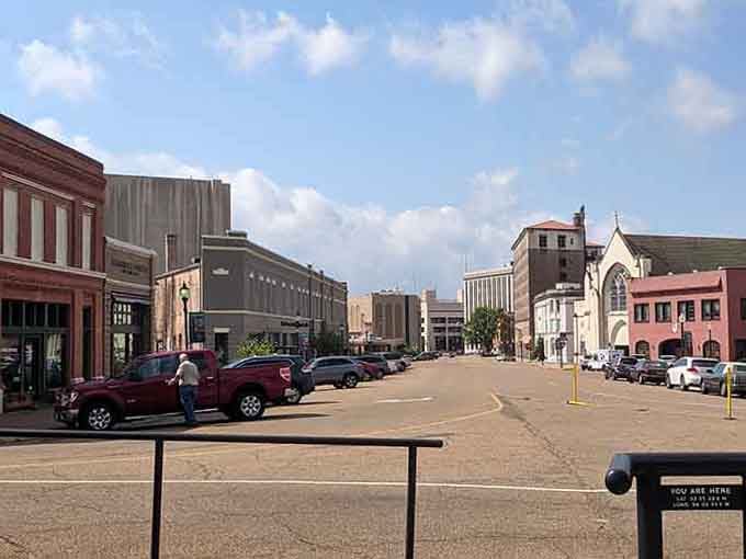 Wide-open parking and walkable blocks make errands feel less like chores and more like pleasant afternoon outings.