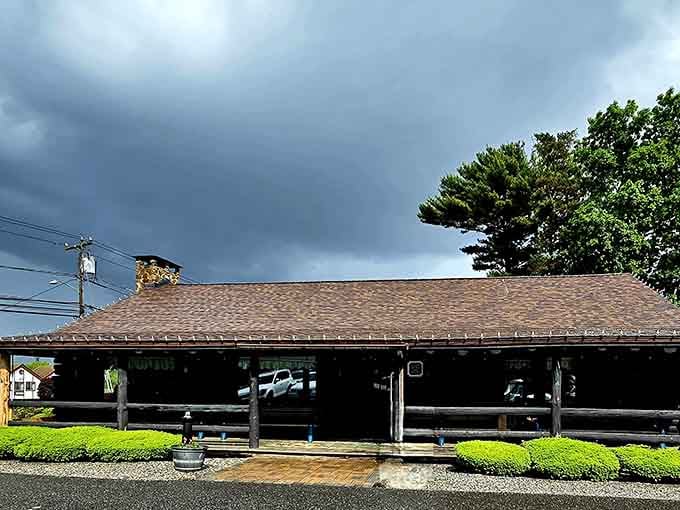 Storm clouds gathering overhead can't dampen the appeal of a low-slung building that's been serving satisfied customers for decades.