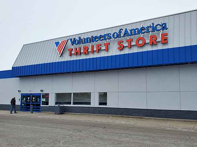That patriotic color scheme and massive signage practically wave you in from the highway like a friendly flag.