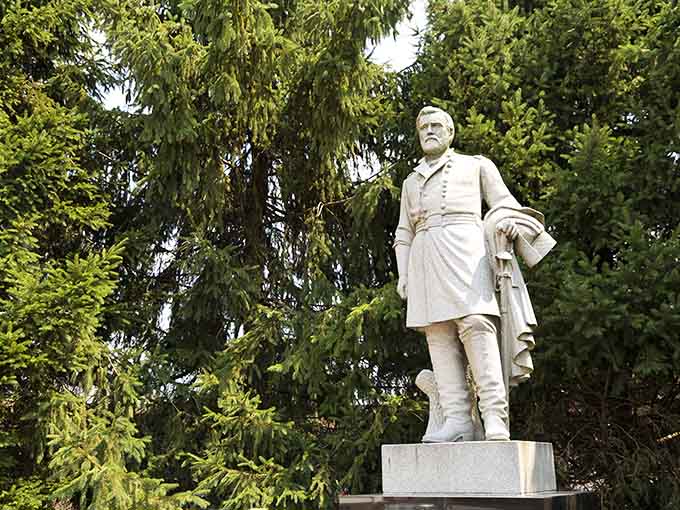 General Grant stands watch over his hometown, probably wondering why everyone's in such a hurry these days.