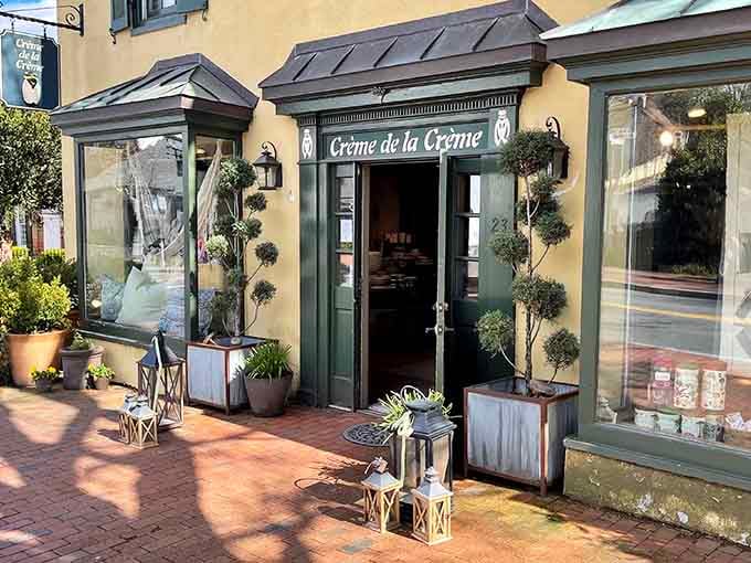 Cr&egrave;me de la Cr&egrave;me sits pretty on the sidewalk, where French elegance meets Virginia hospitality in the most delightful collision imaginable.