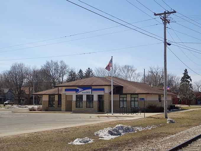 Even the post office has that distinctive Prairie School style that makes architecture nerds weak in the knees.