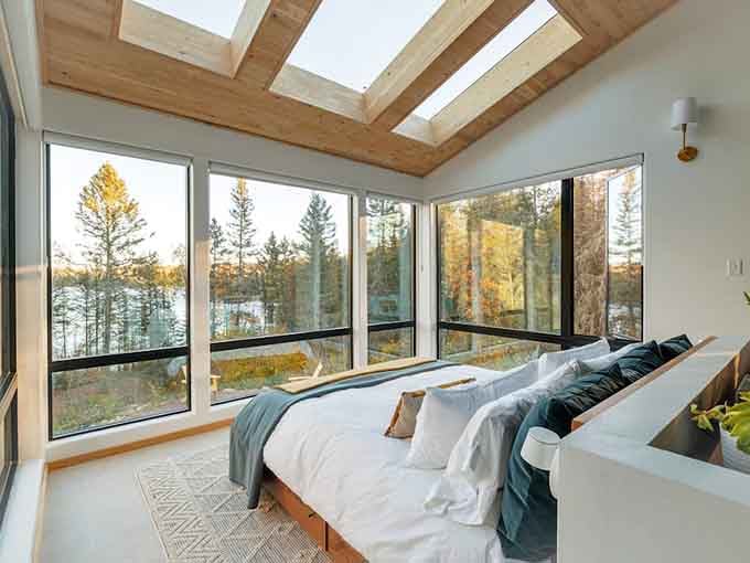 Wake up to forest views through floor-to-ceiling windows, plus skylights that turn stargazing into a bedtime routine.