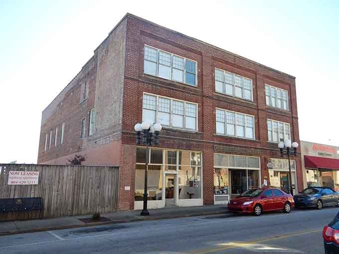 This museum building looks like it walked straight out of 1905 and decided modern architecture could learn a thing or two.